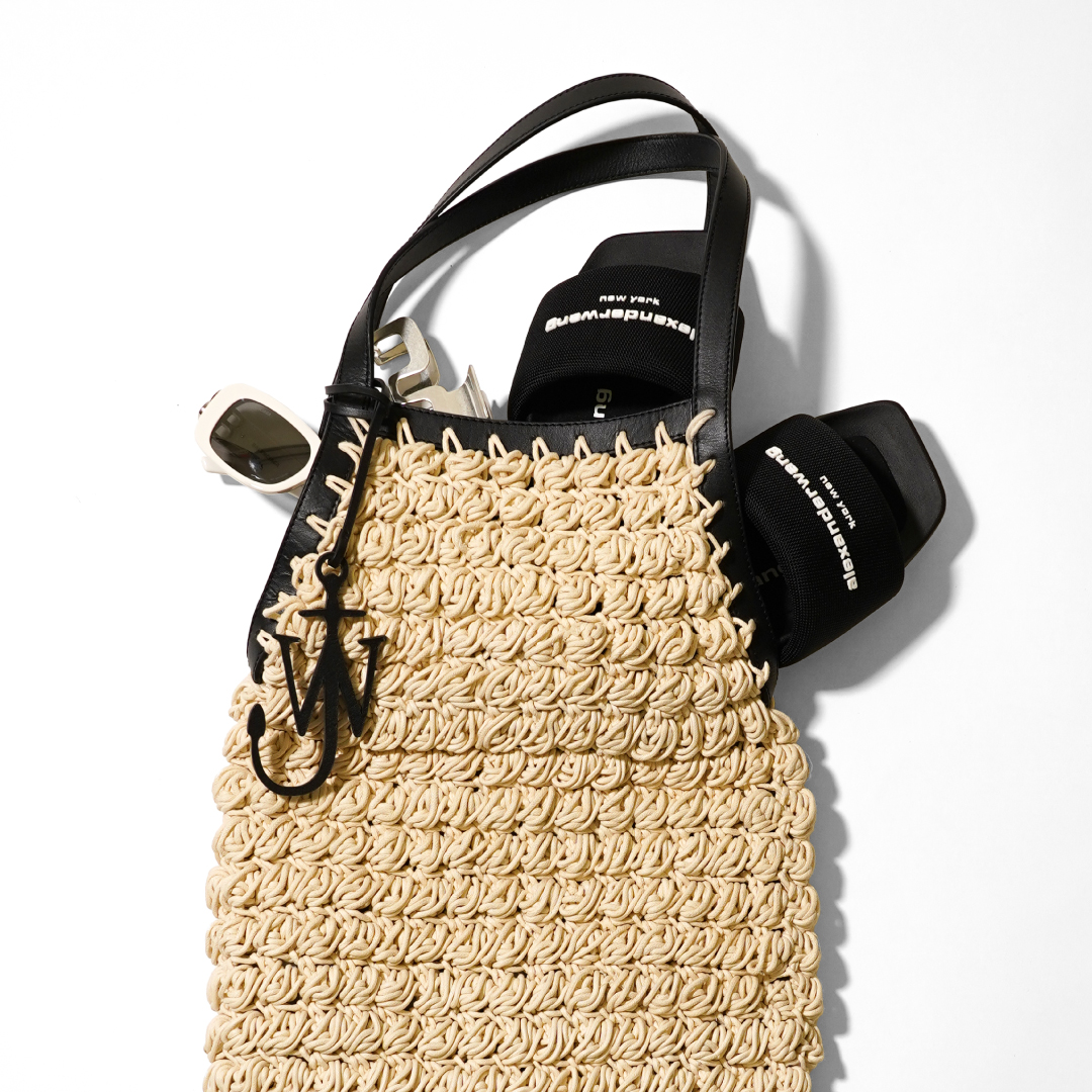 SUMMER MEANS RAFFIA BAG, LET’S SEE HOW TO STYLE IT
